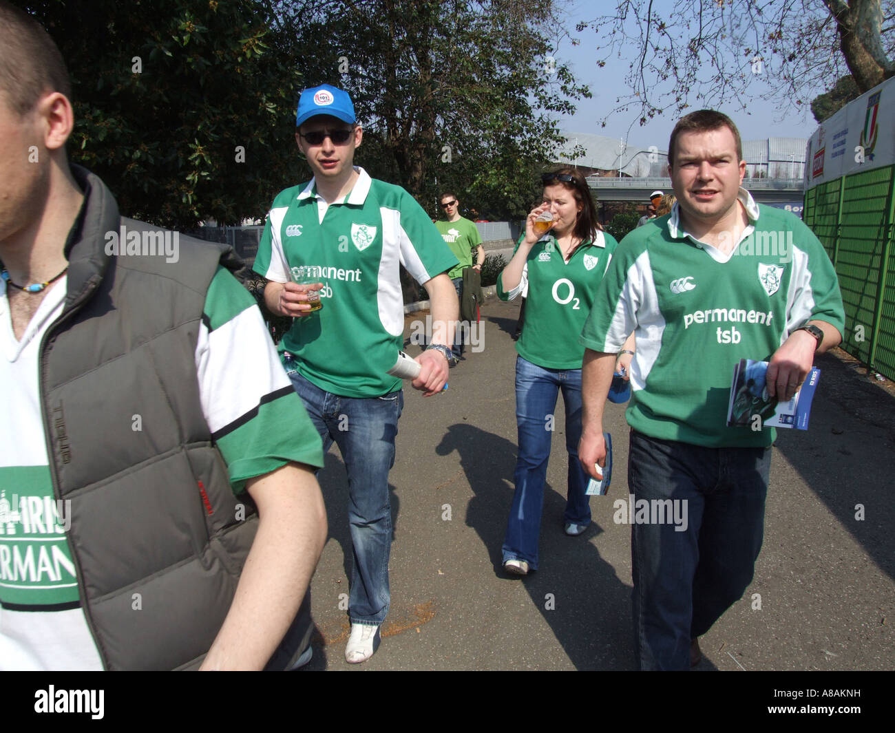 irish rugby fans in rome for the six nations match versus italy 2007 ...
