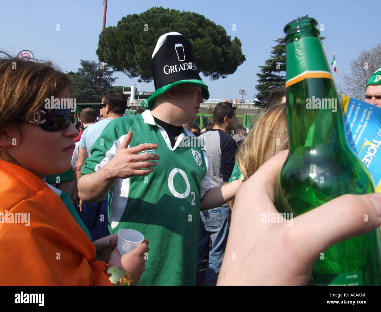 irish rugby fans in rome for the six nations match versus italy 2007 ...