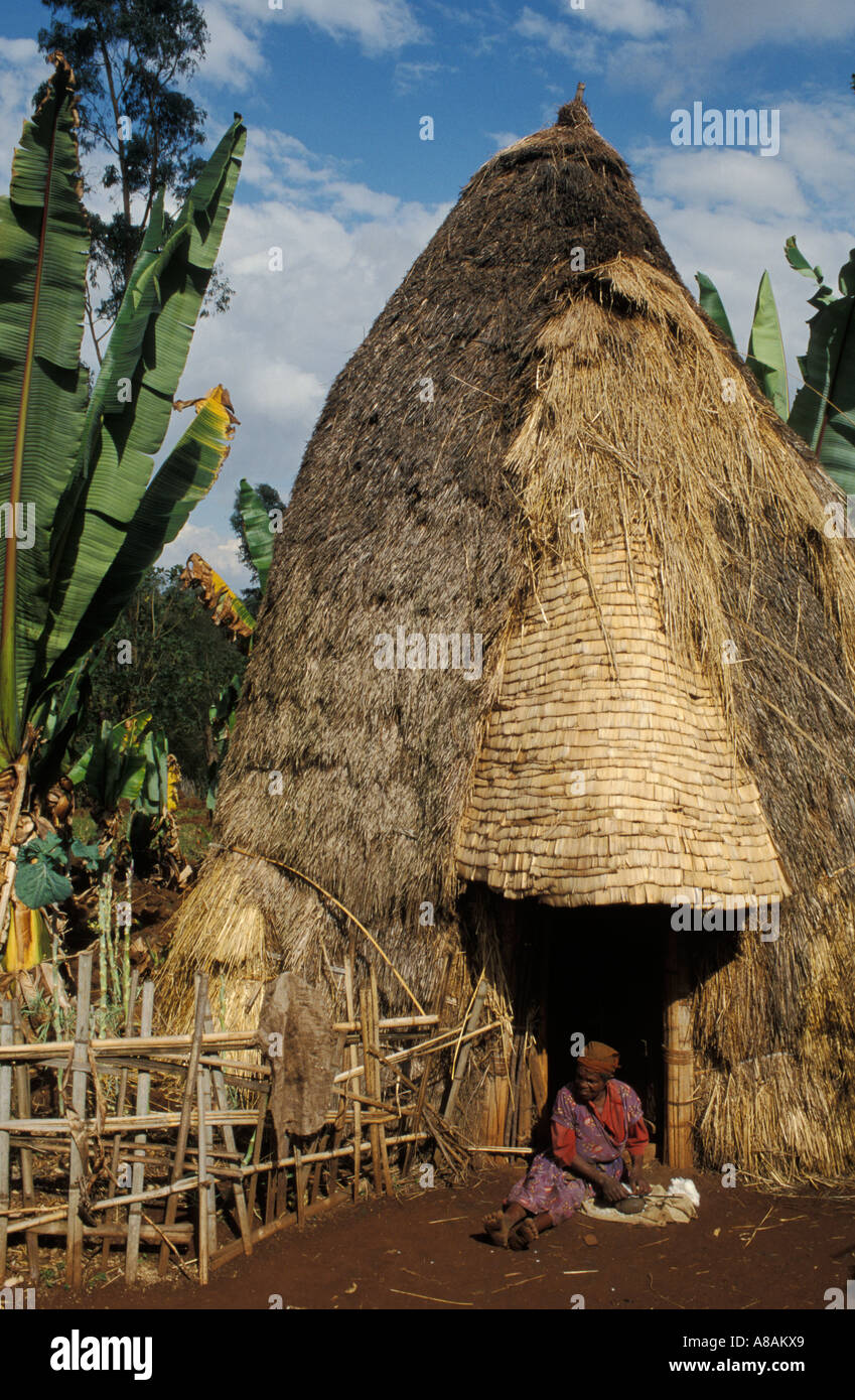 Ethiopian women spinning cotton hi-res stock photography and images - Alamy