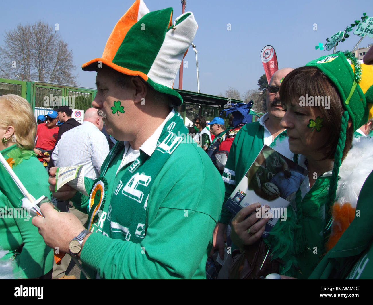 irish rugby fans in rome for the six nations match versus italy 2007 ...