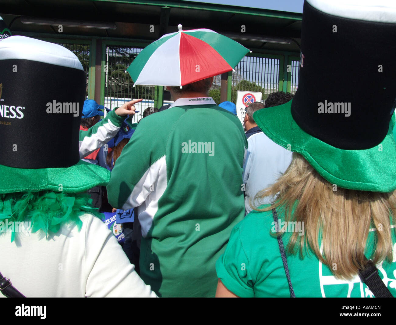 irish rugby fans in rome for the six nations match versus italy 2007 ...