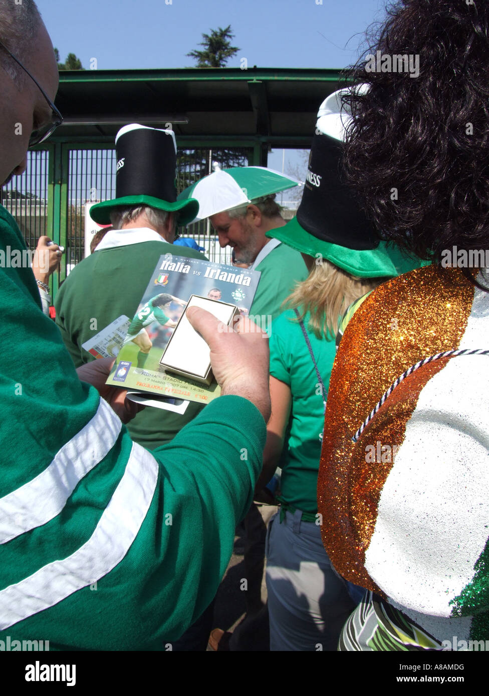 irish rugby fans in rome for the six nations match versus italy 2007 ...