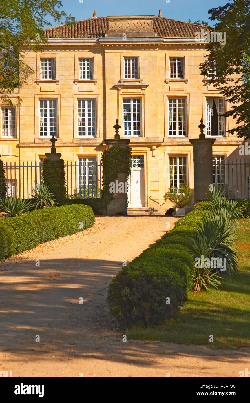 French chateau front gate hi-res stock photography and images - Alamy