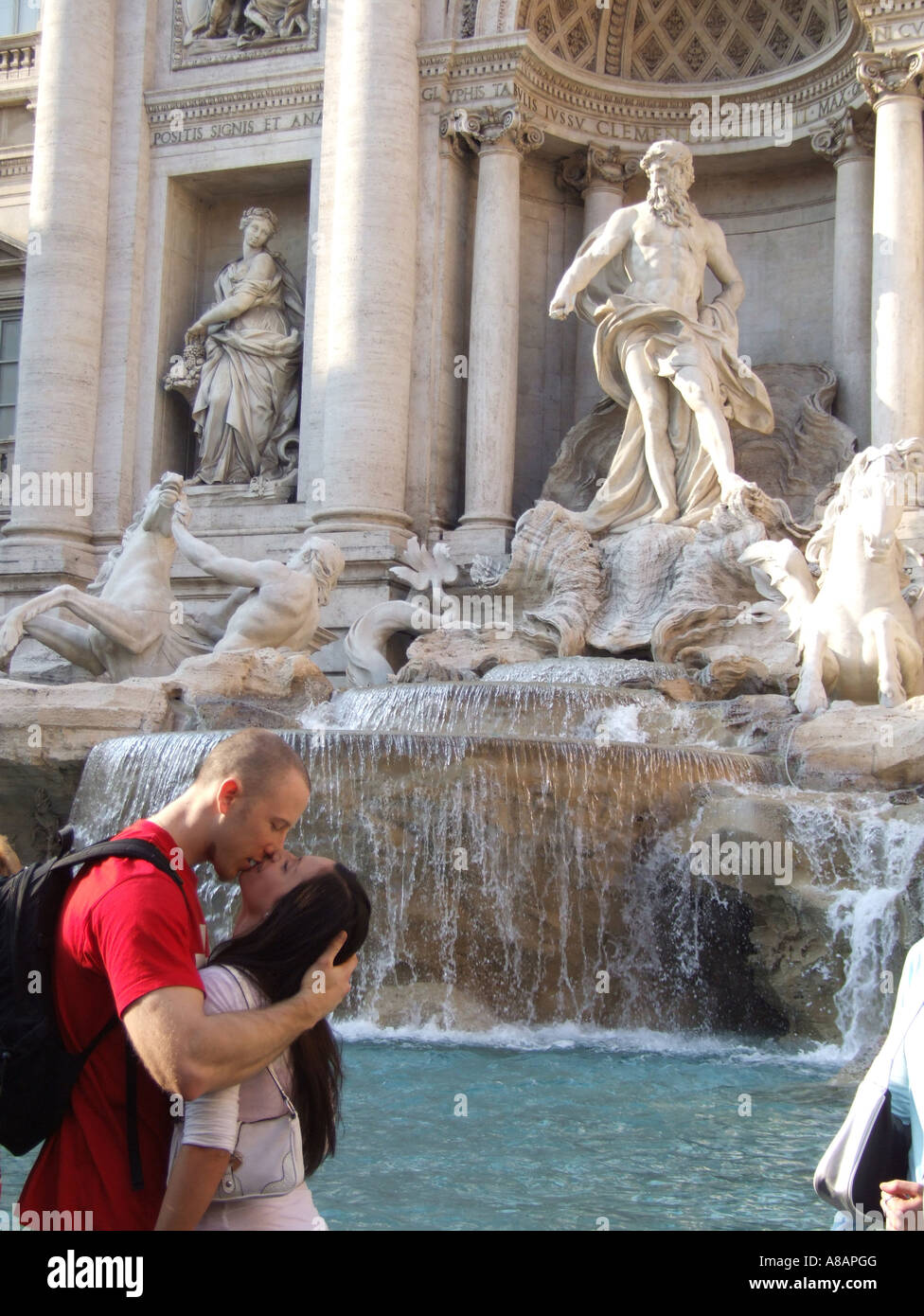 couple kissing by trevi fountain rome Stock Photo - Alamy