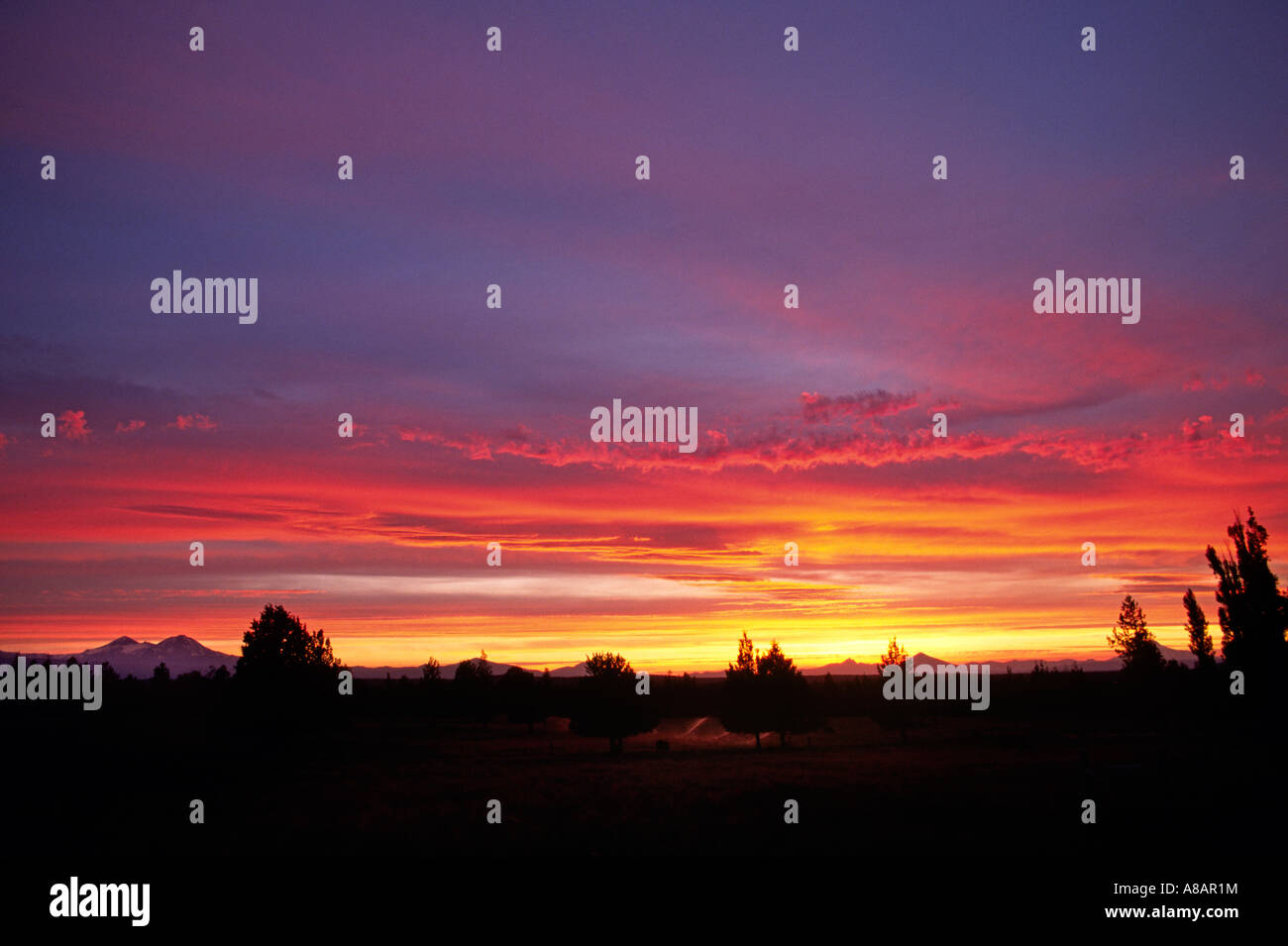 Volcano sundown oregon cascades hi-res stock photography and images - Alamy