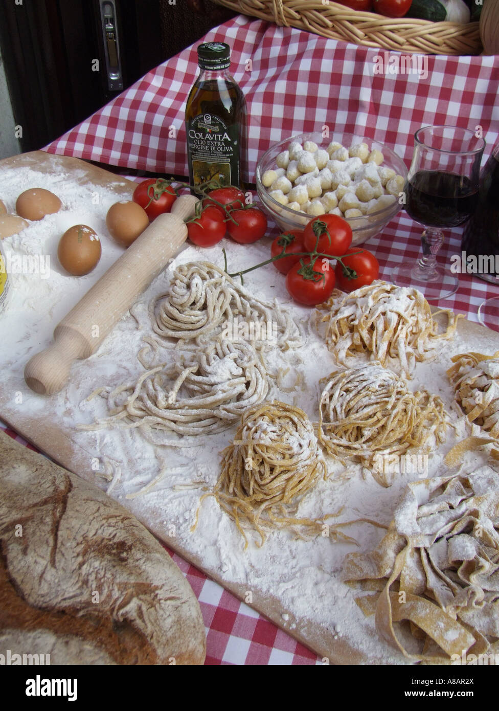 italian pasta outside shop in rome Stock Photo - Alamy
