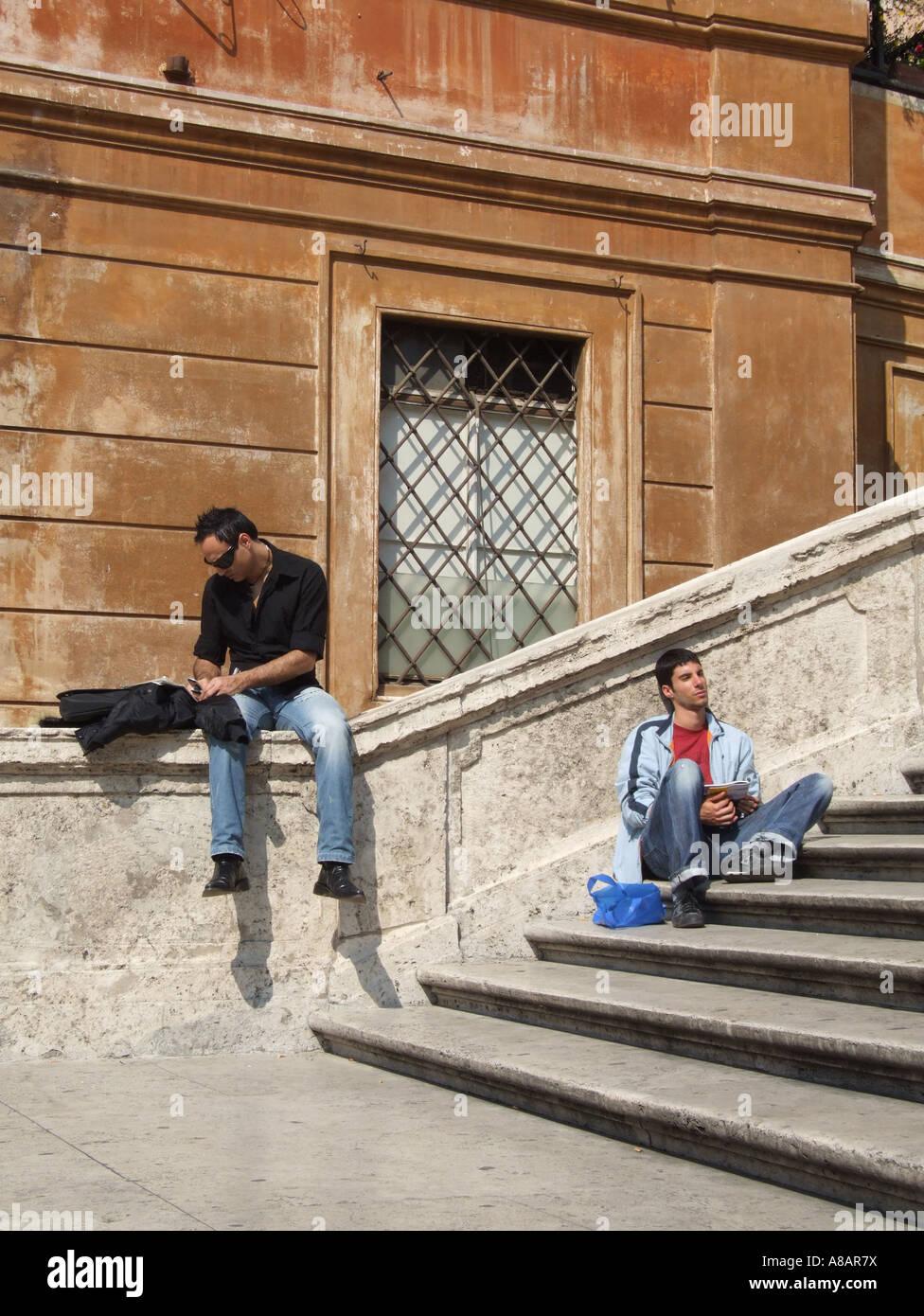 two men sitting on spanish steps in rome Stock Photo - Alamy