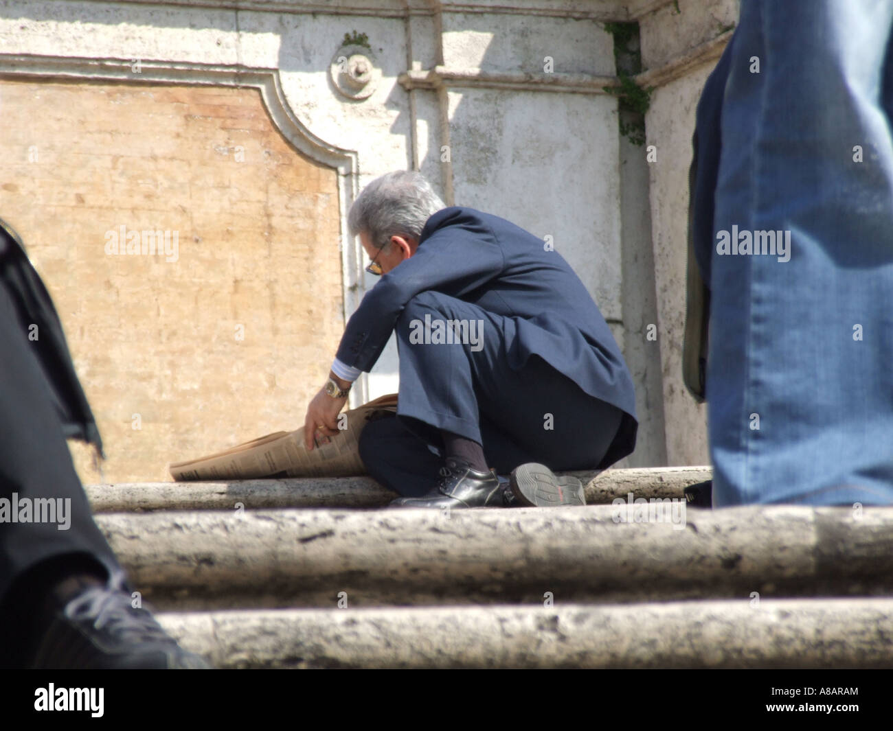 people sitting on the spanish steps in rome Stock Photo - Alamy