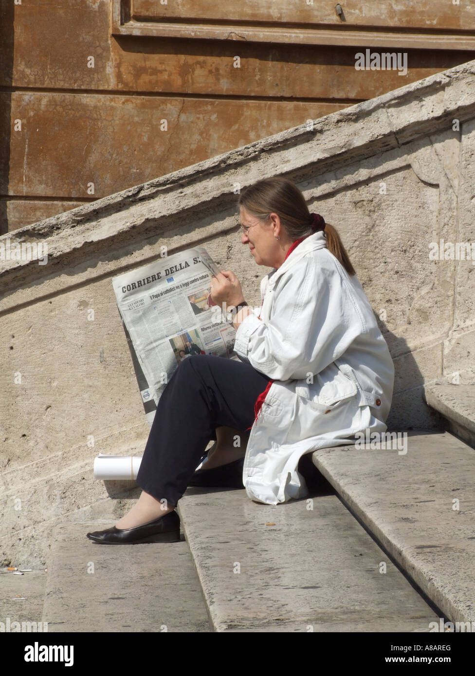 people sitting on the spanish steps in rome Stock Photo - Alamy