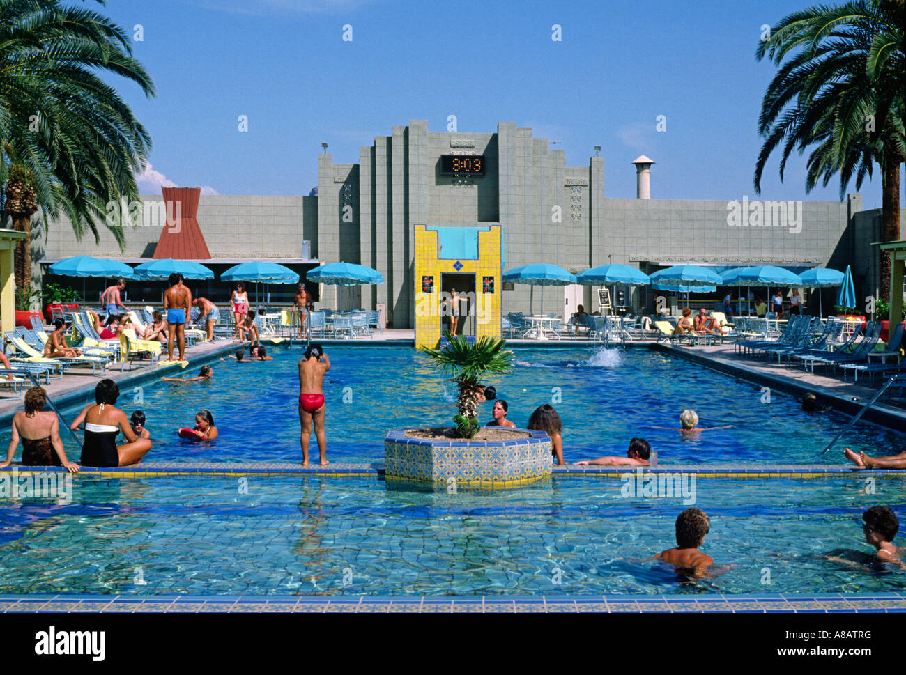 SWIMMING POOL at HYATT REGENCY HOTEL PHOENIX ARIZONA Stock Photo - Alamy