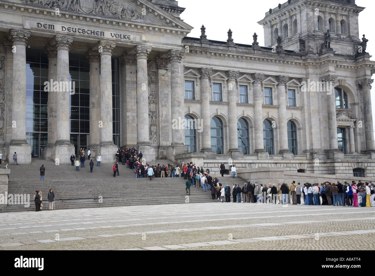 Queue in front reichstag berlin hi-res stock photography and images - Alamy