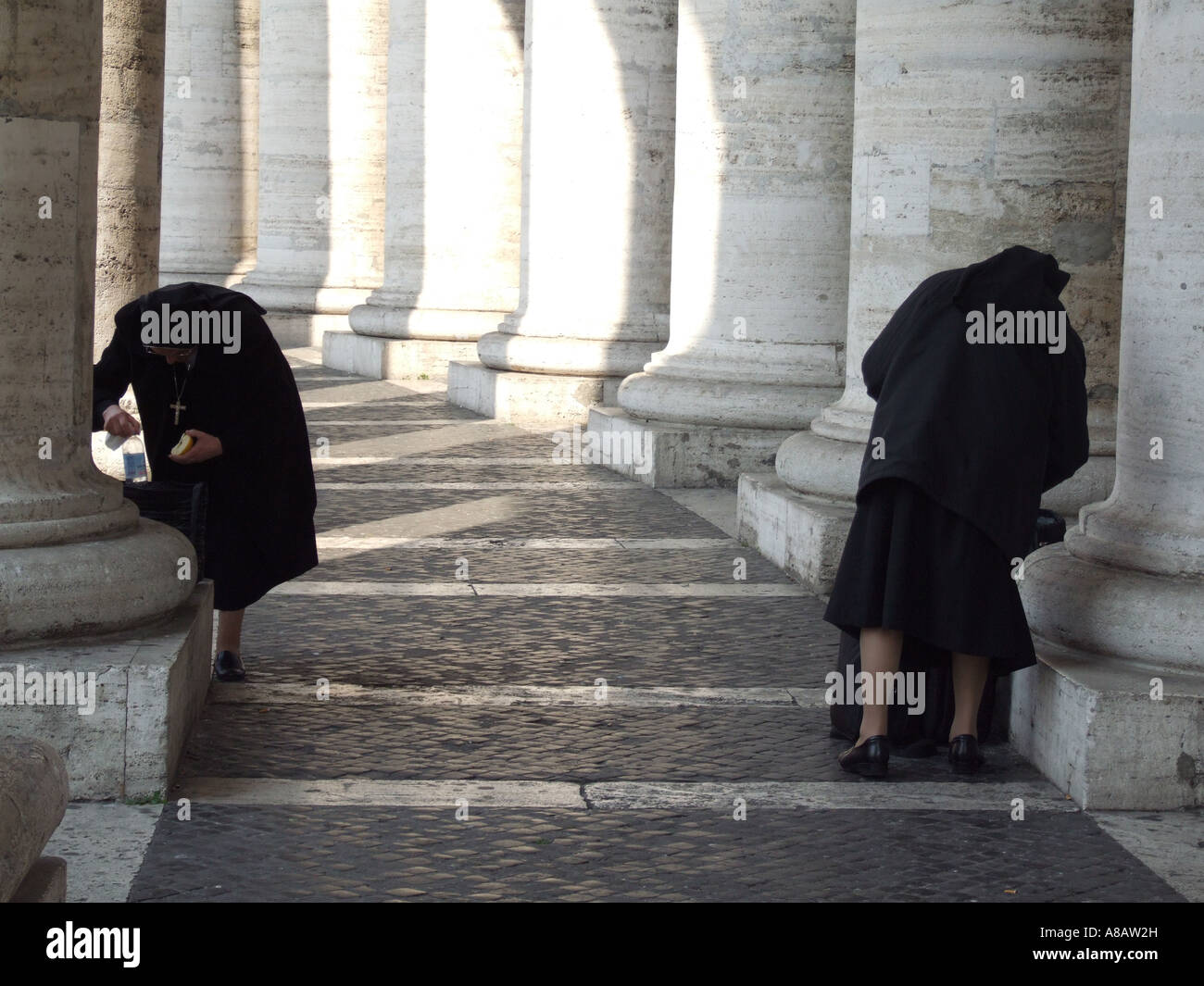 nuns in st peter's square in rome Stock Photo - Alamy