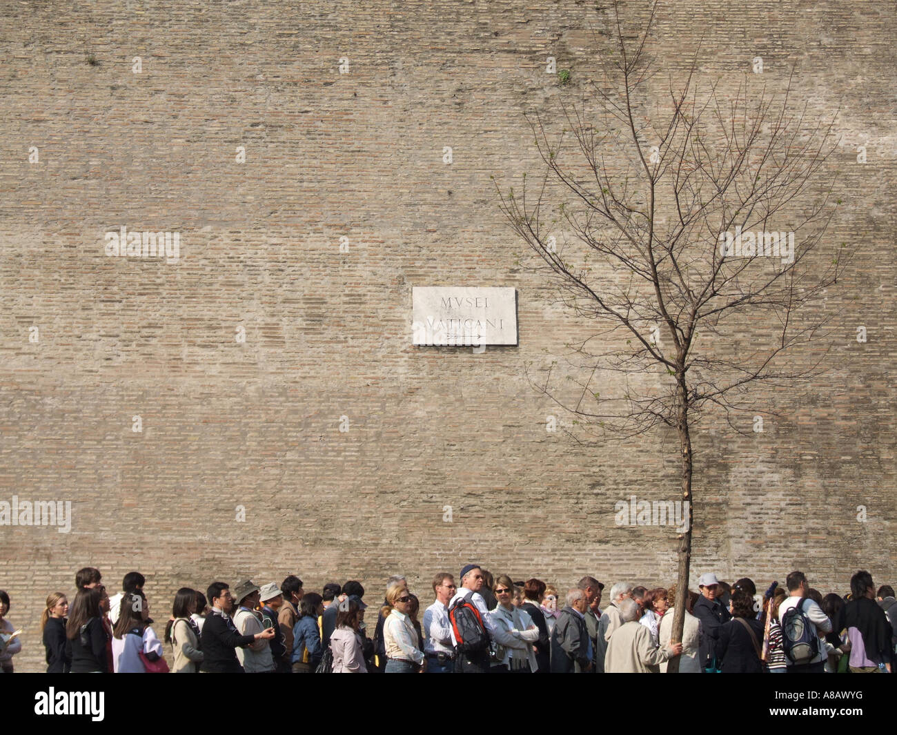 people in a queue to the vatican museum in rome Stock Photo - Alamy