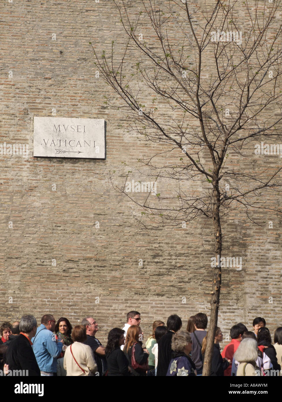 people in a queue to the vatican museum in rome Stock Photo - Alamy