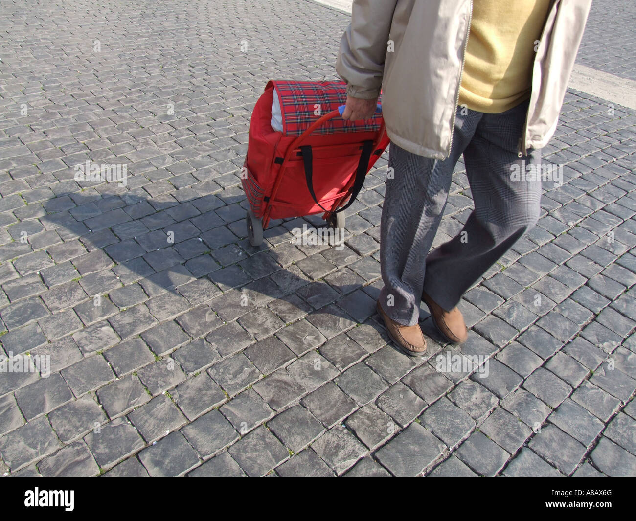 man pulling trolley case Stock Photo - Alamy