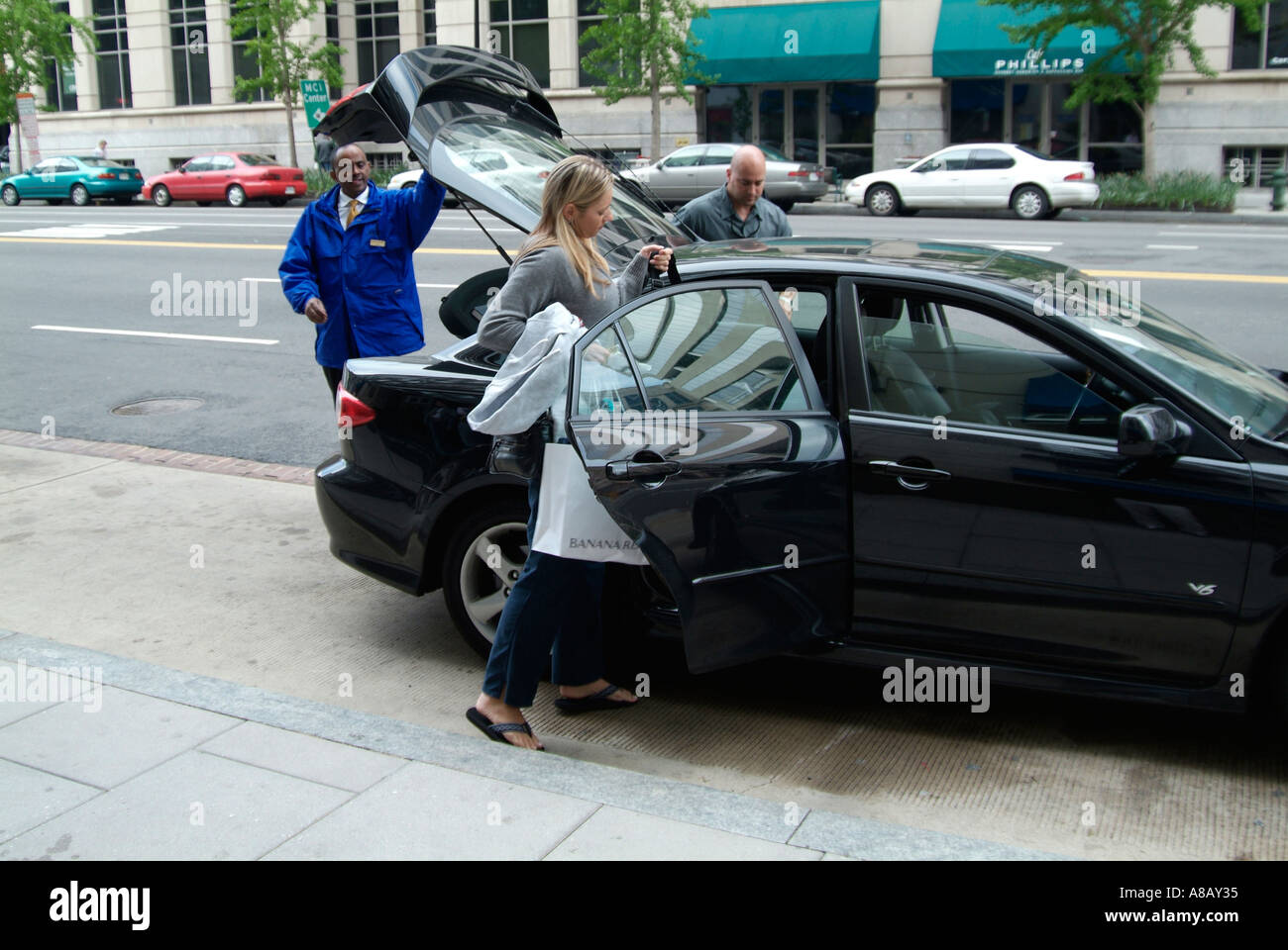 People line up to catch taxi cab at the Union Station in Washington DC ...
