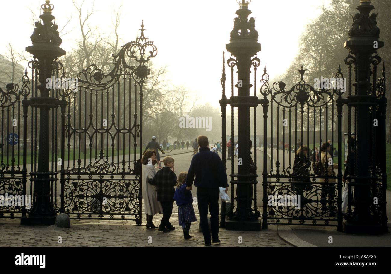 ORNATE GATES BETWEEN HYDE PARK AND KENSINGTON GARDENS LONDON ENGLAND UK ...