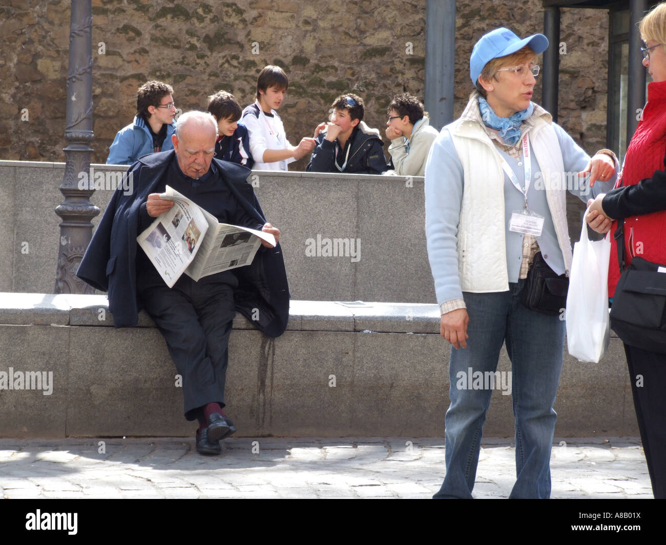 old man reading newspaper in rome Stock Photo - Alamy