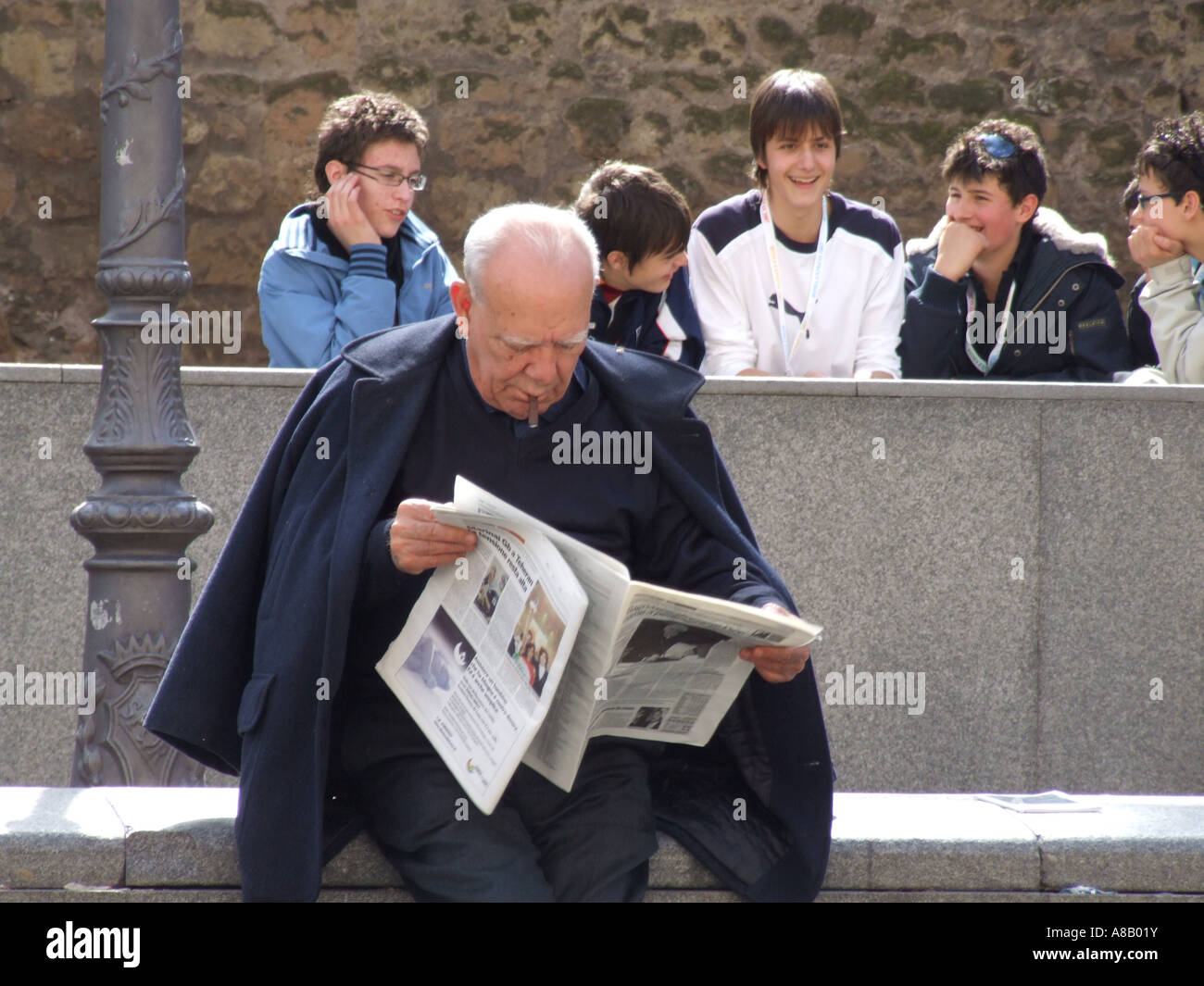 old man reading newspaper in rome Stock Photo - Alamy