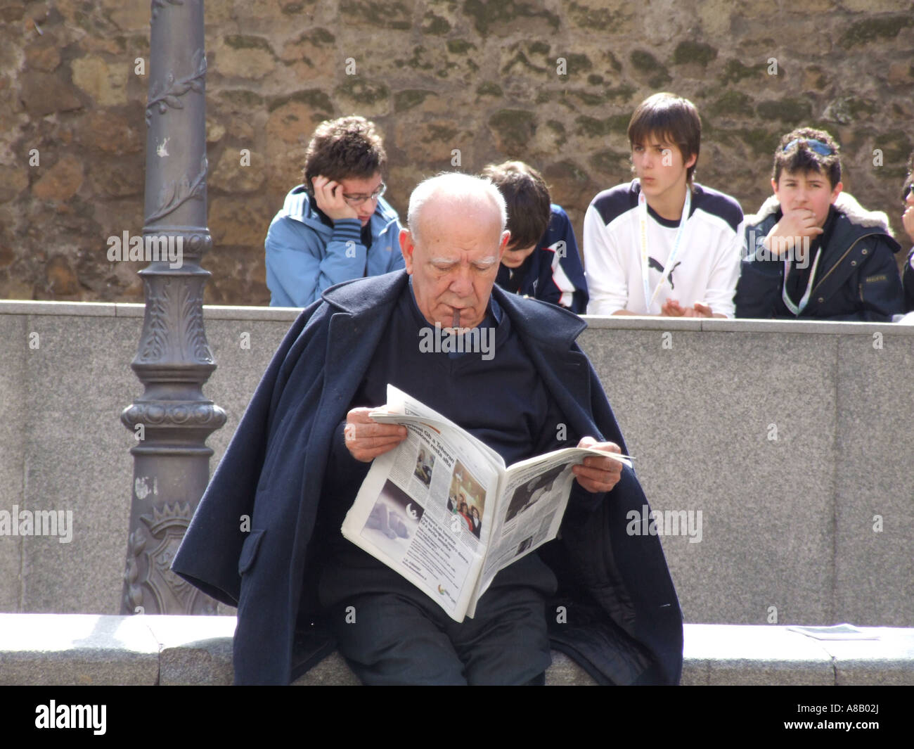 old man reading newspaper in rome Stock Photo - Alamy