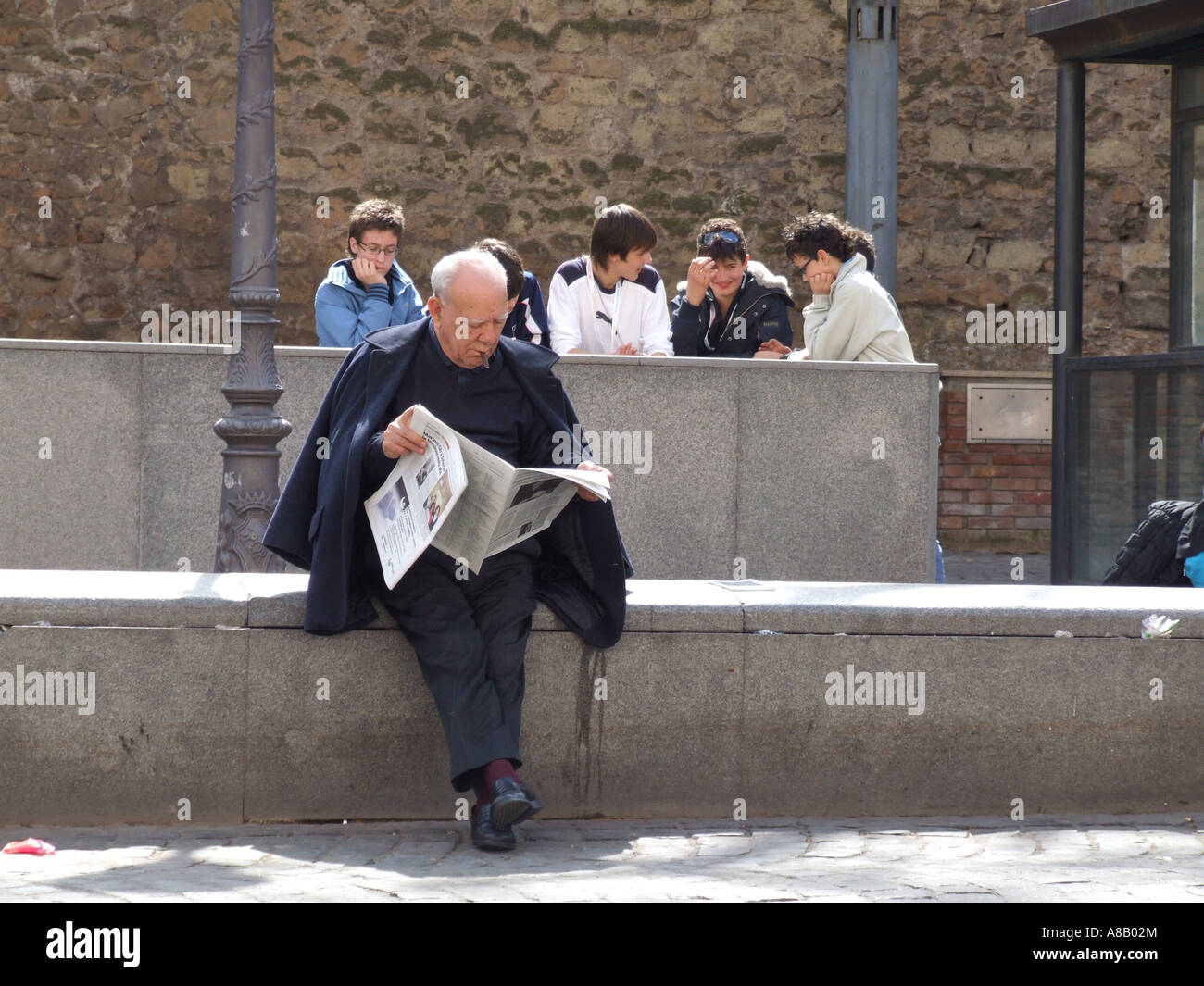 old man reading newspaper in rome Stock Photo - Alamy