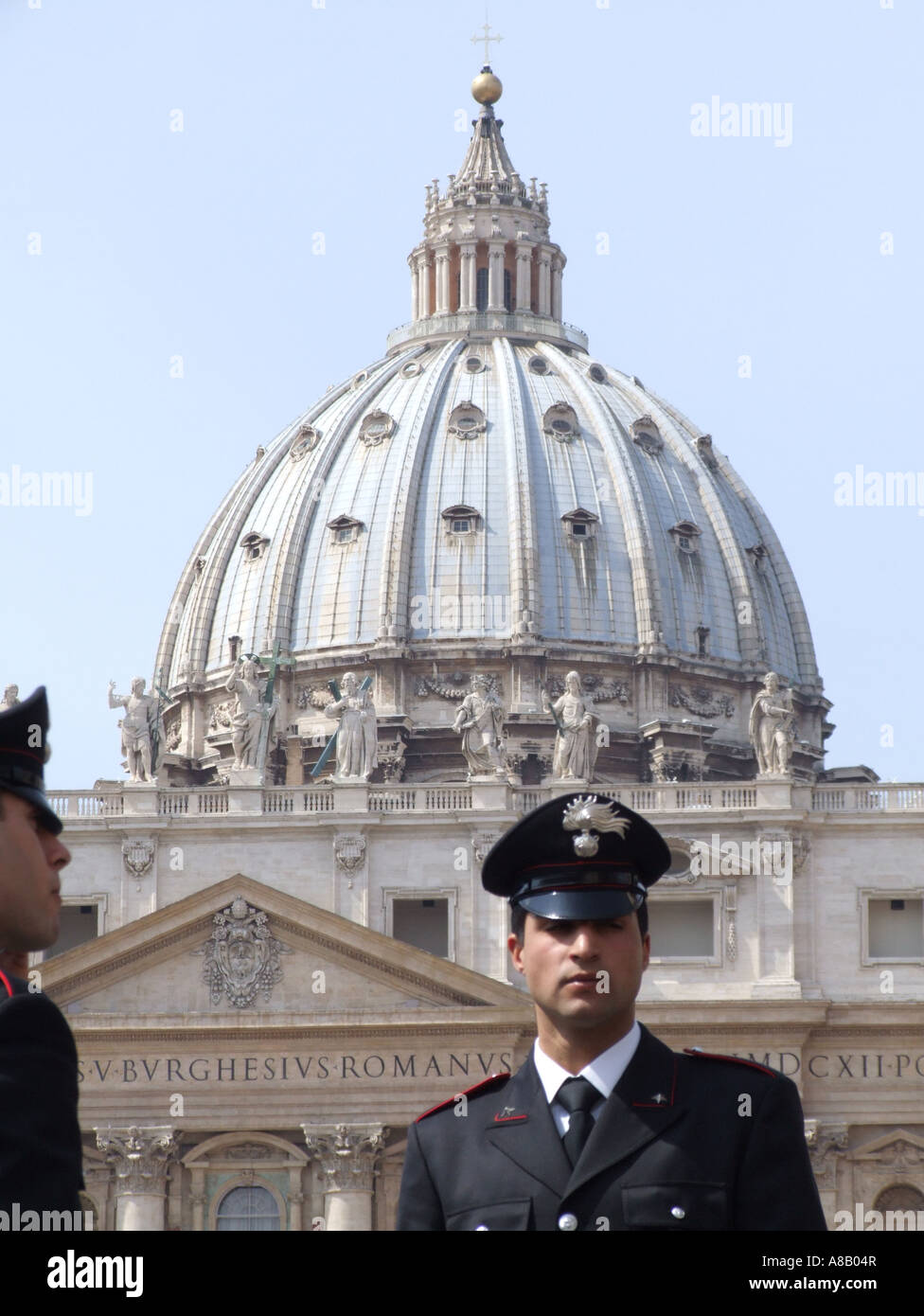 carabinieri in st peters square rome Stock Photo - Alamy