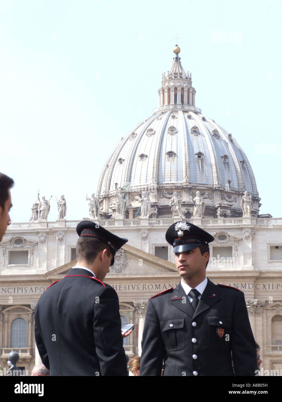 carabinieri in st peters square rome Stock Photo - Alamy