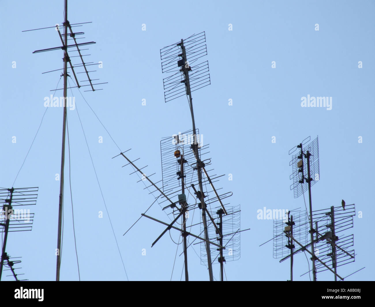tv aerials on rooftop Stock Photo - Alamy