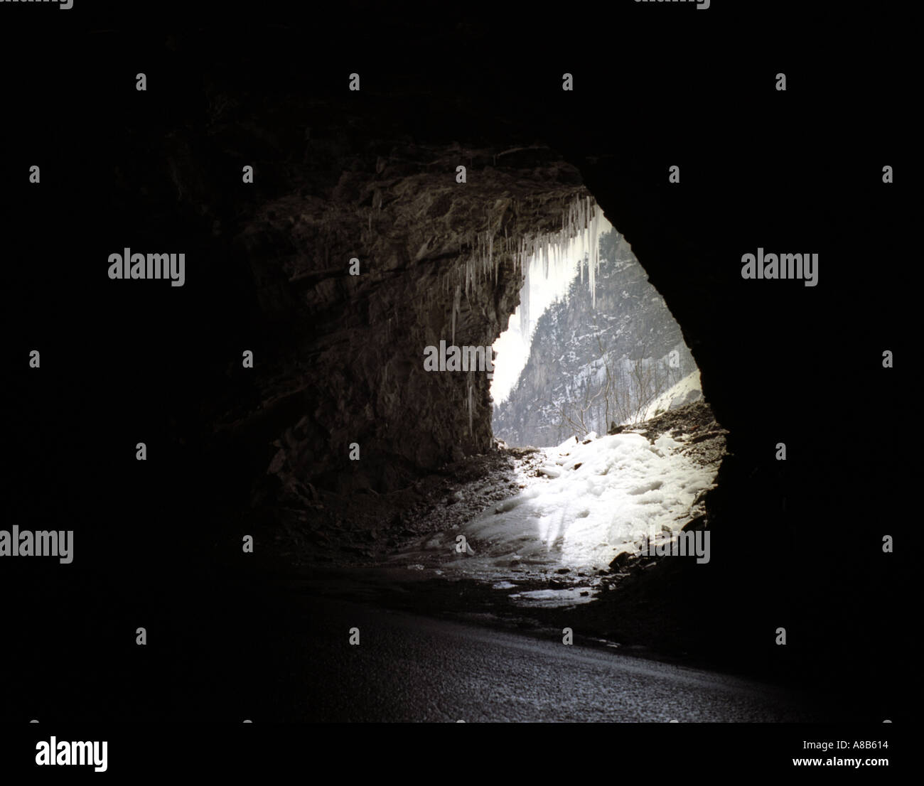 Tunnel des fenetres tunnel of windows looking out through a window ...
