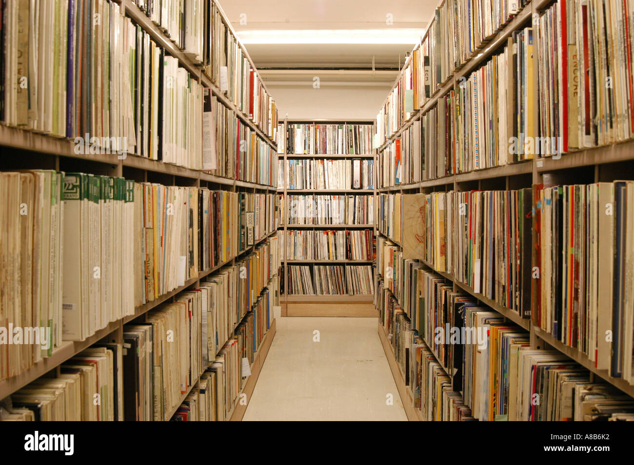 Lp record shelf hi-res stock photography and images - Alamy