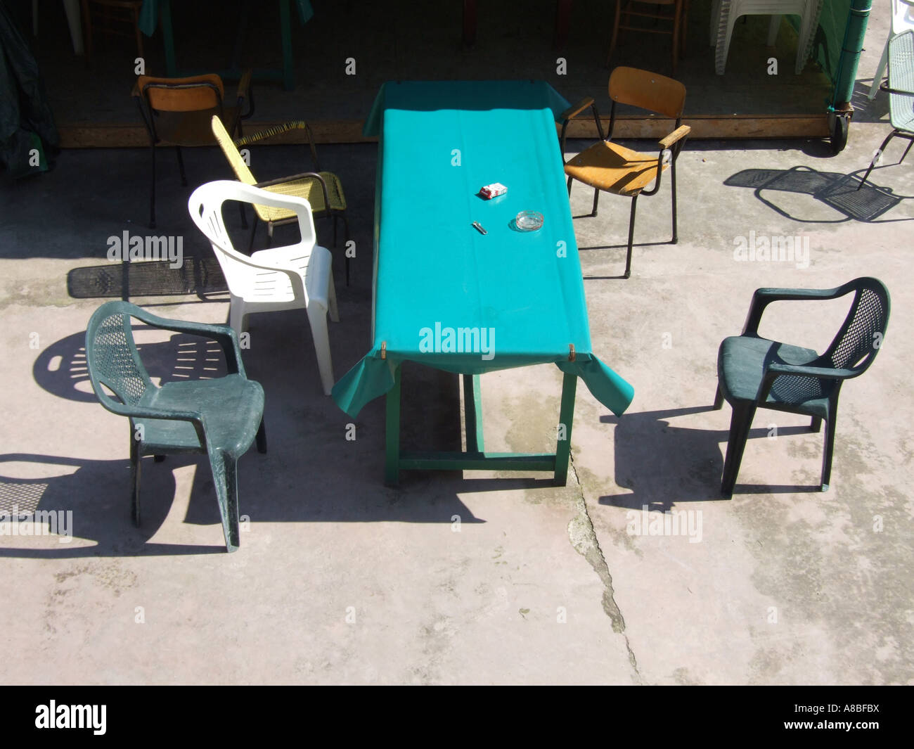 empty table and chairs Stock Photo - Alamy
