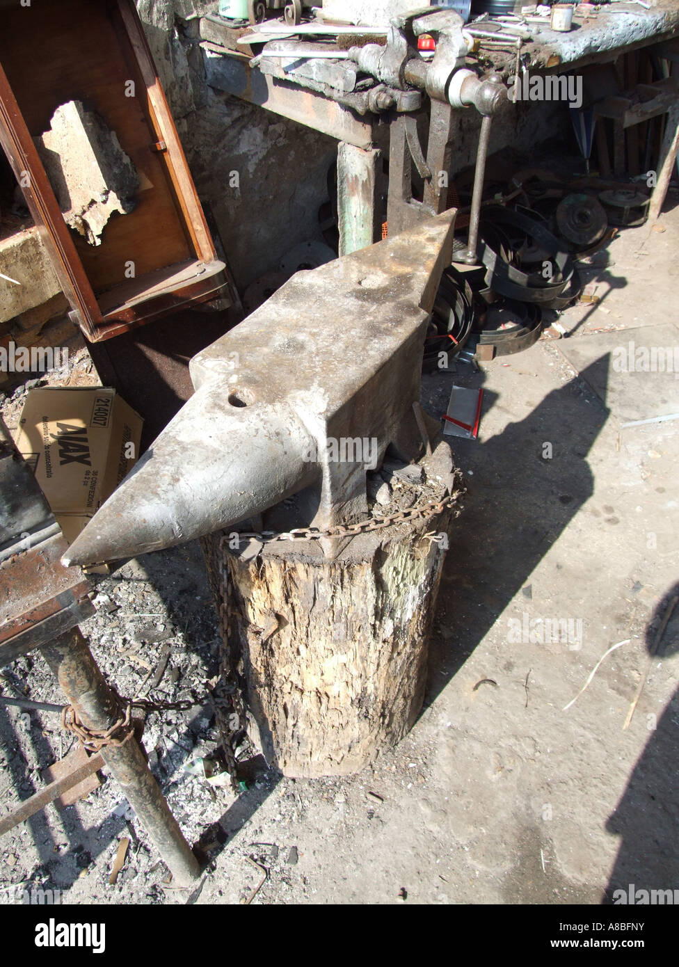 Black anvil band hi-res stock photography and images - Alamy