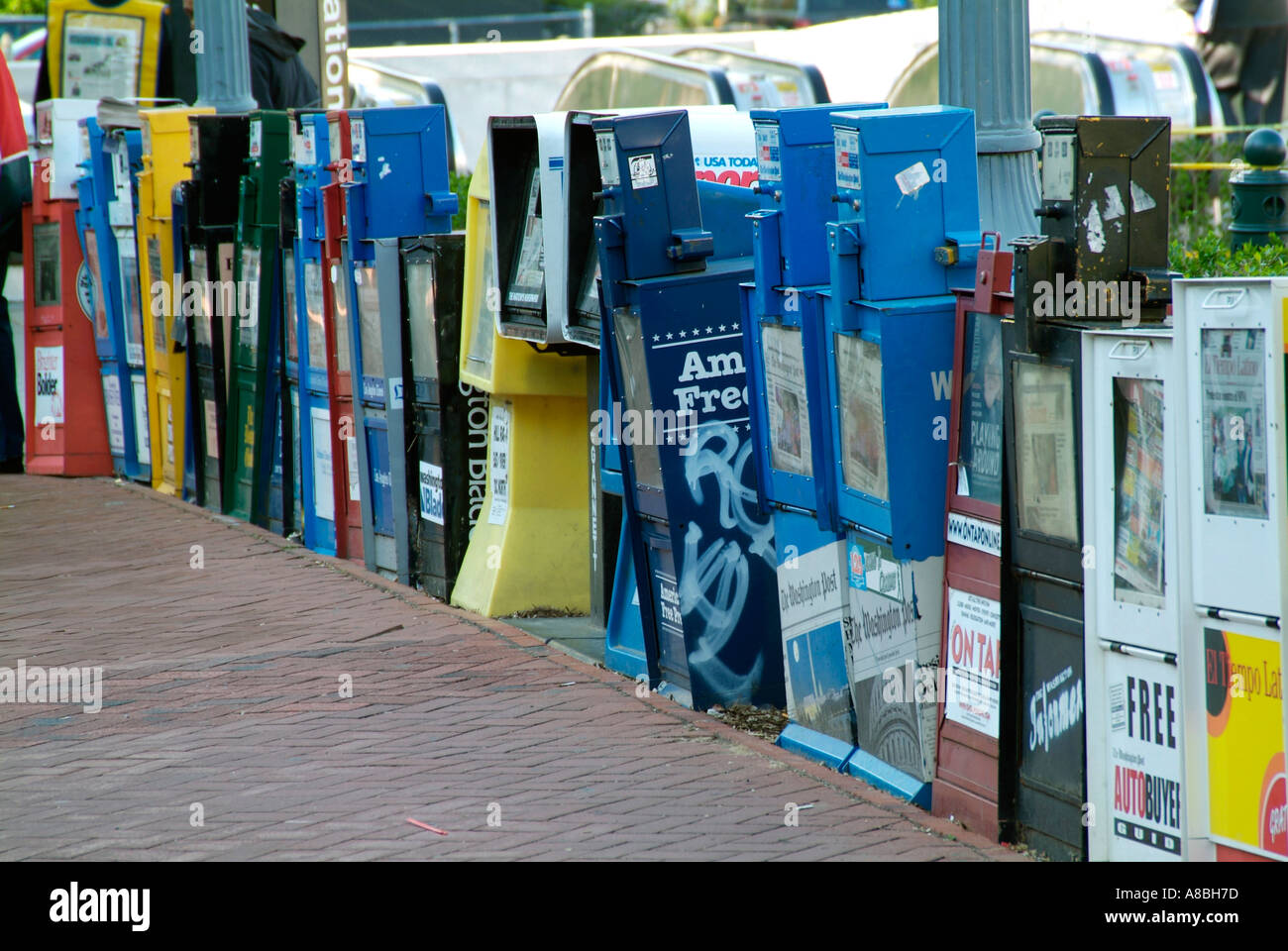 Newspaper stands hi-res stock photography and images - Alamy