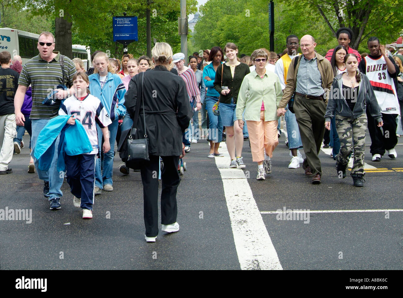 Crowds of people cross a busy Washington DC street Stock Photo - Alamy
