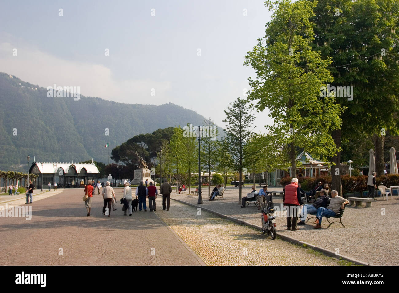 Como cernobbio lakefront hi-res stock photography and images - Alamy