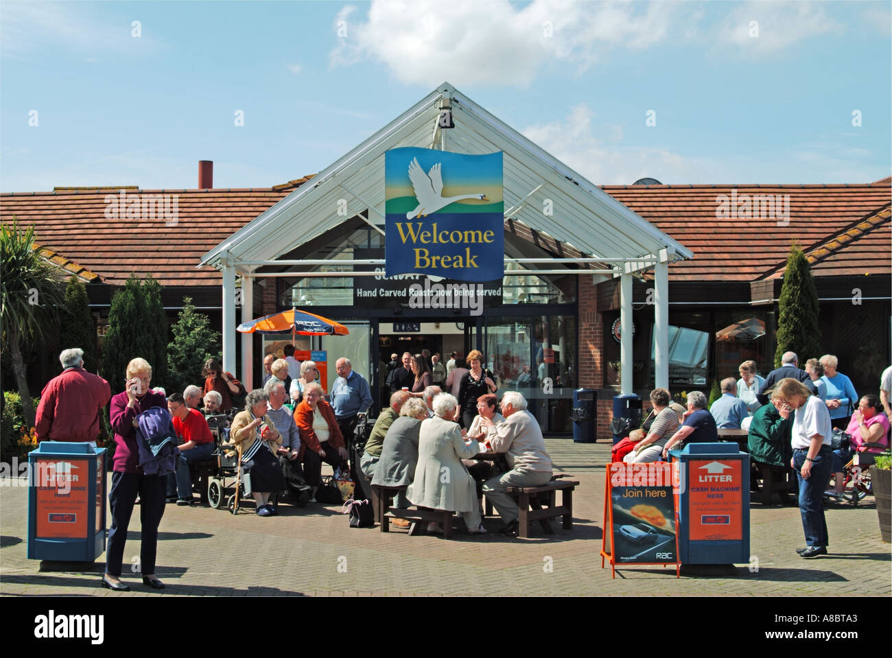 Warwick Welcome Break Services on the M40 motorway Stock Photo - Alamy