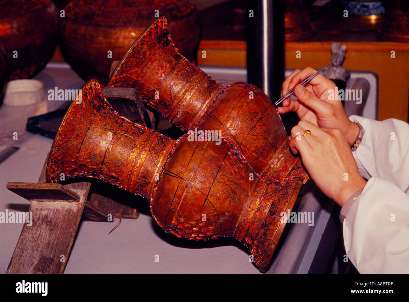 Traditional chinese pottery hi-res stock photography and images - Alamy