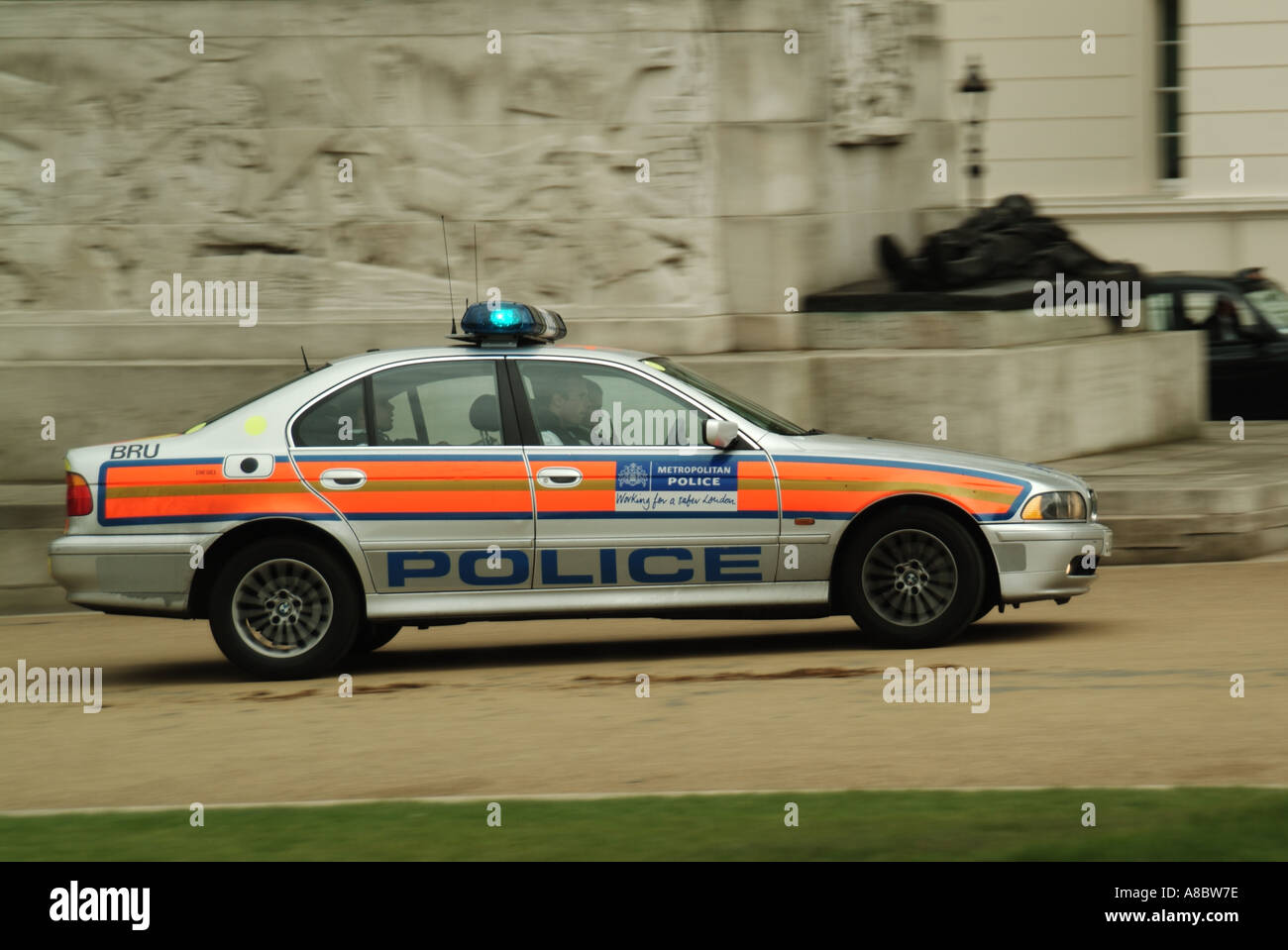 Hyde Park Corner police car on emergency call using short cut to avoid ...