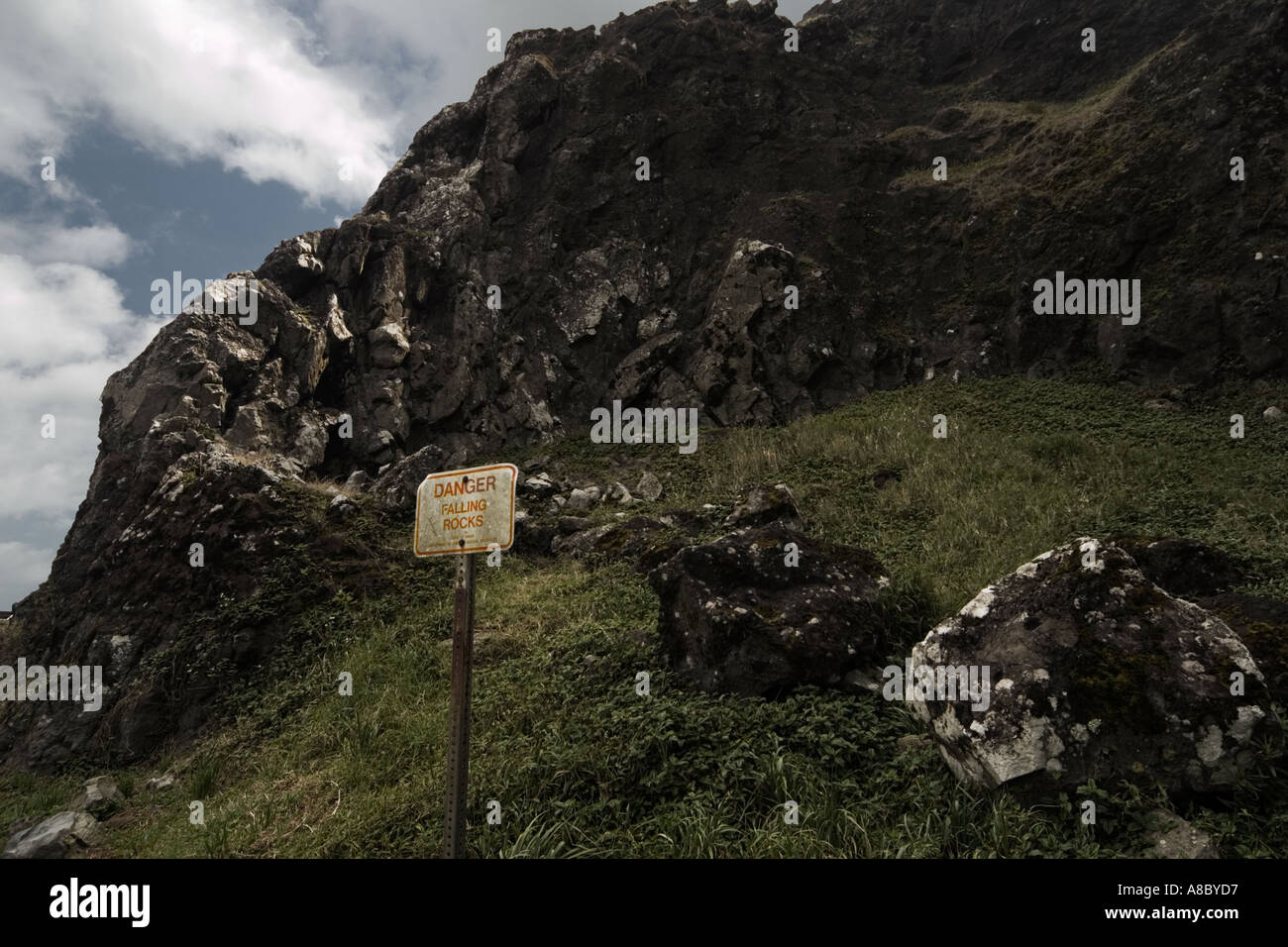 Sign showing falling rocks next to a rocky mountain hill Stock Photo ...