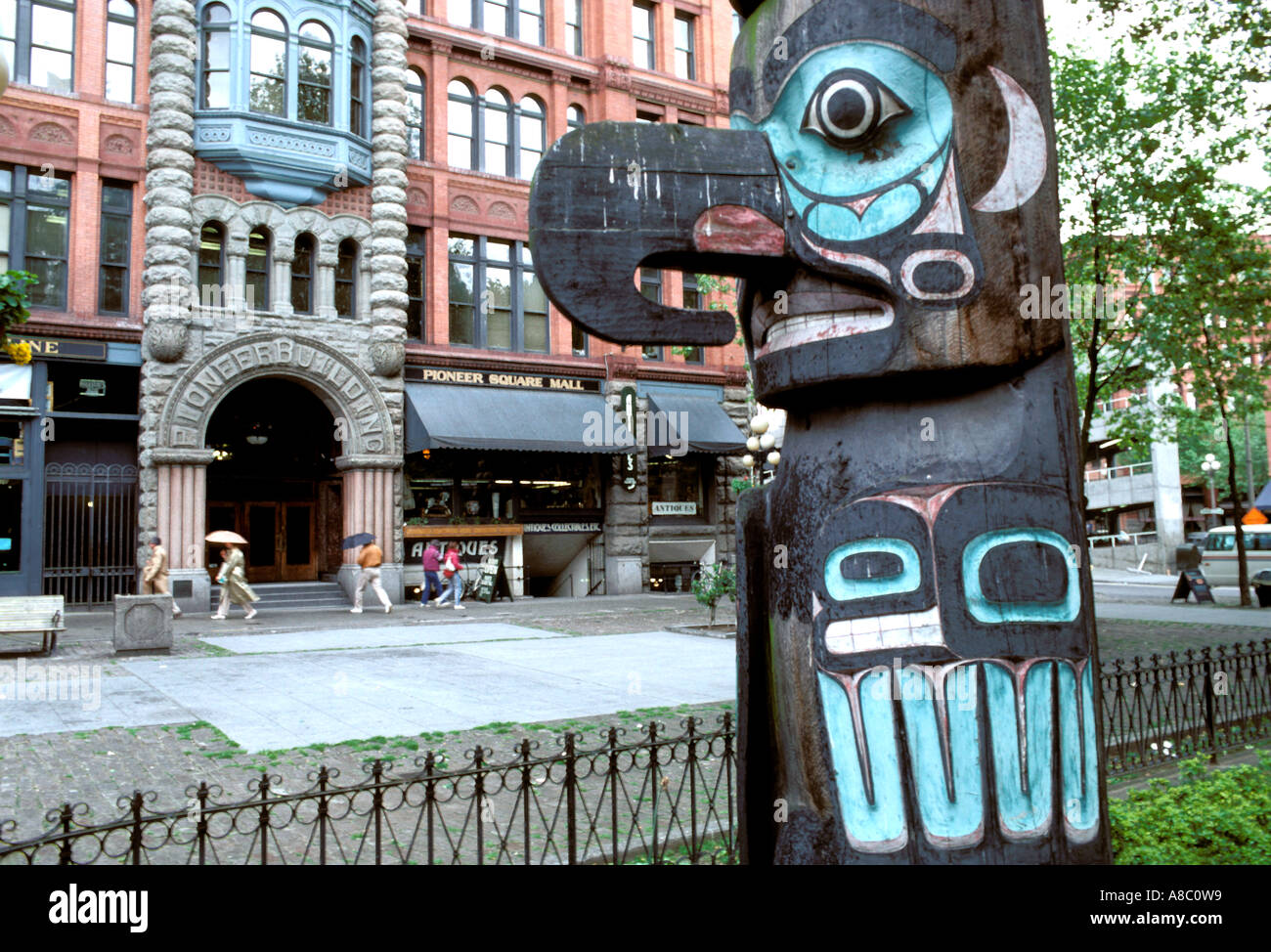 Seattle pioneer square totem pole hi-res stock photography and images ...