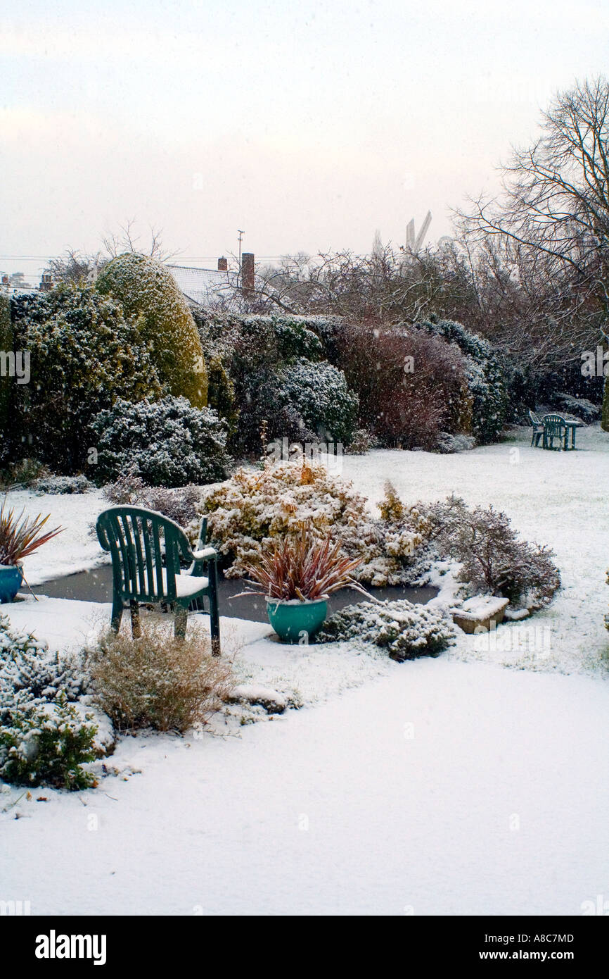 English garden pond hi-res stock photography and images - Alamy