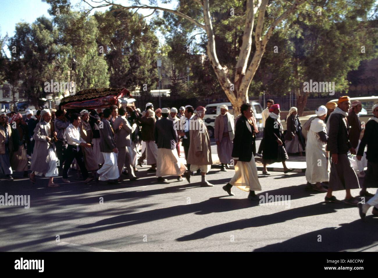 Islam funeral mourners hi-res stock photography and images - Alamy