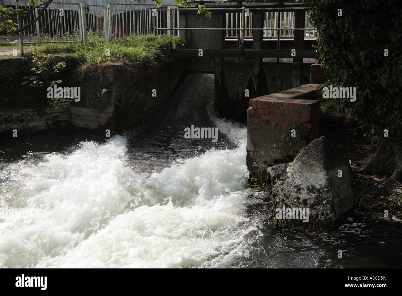 Weir Kennet & Avon Canal Newbury Berkshire England Stock Photo - Alamy