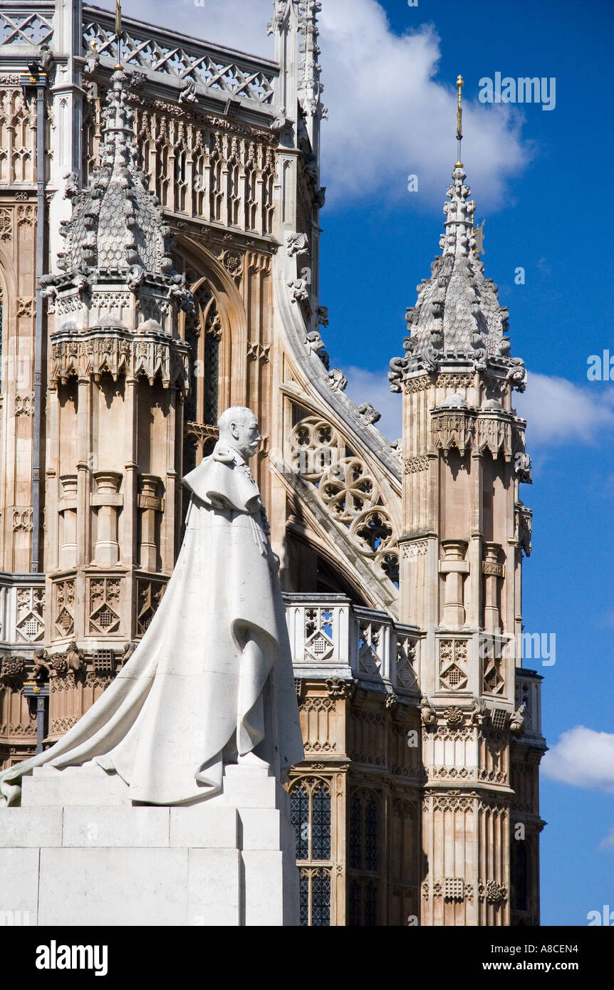 Statue of George V, Westminster Abbey in background Stock Photo - Alamy