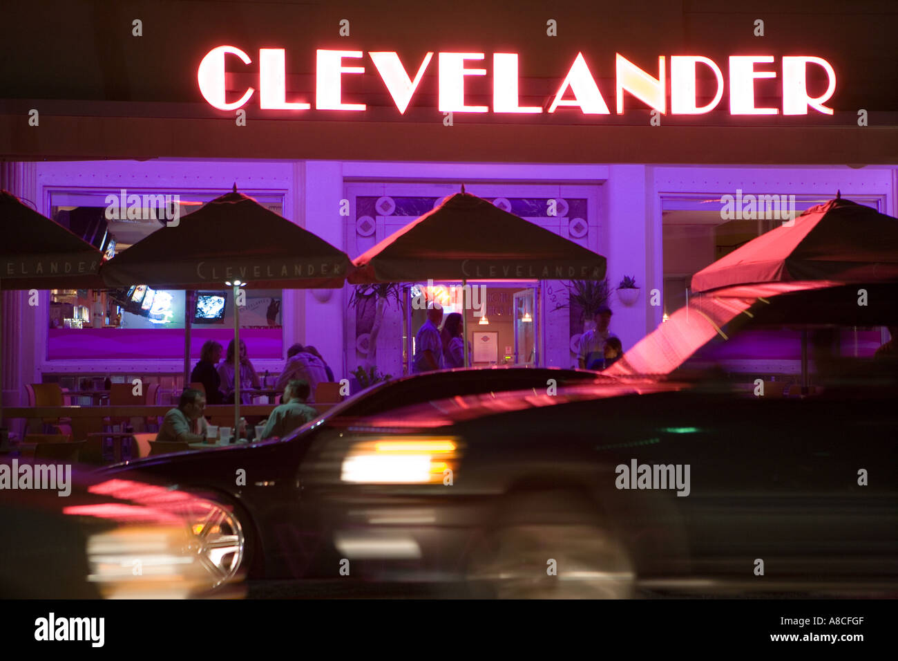 Night life on Ocean Drive, South Beach, Miami, USA. Late Night diners ...