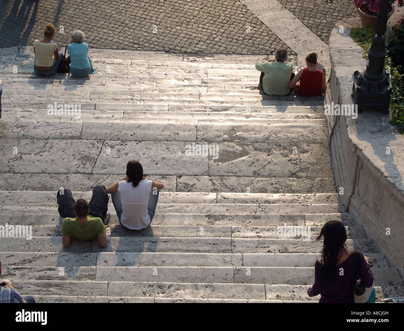 tourists sitting on the spanish steps in rome Stock Photo - Alamy