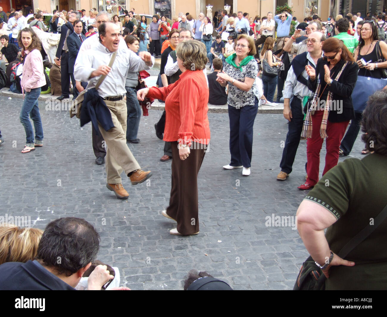 tourists dancing by the spanish steps in rome Stock Photo - Alamy