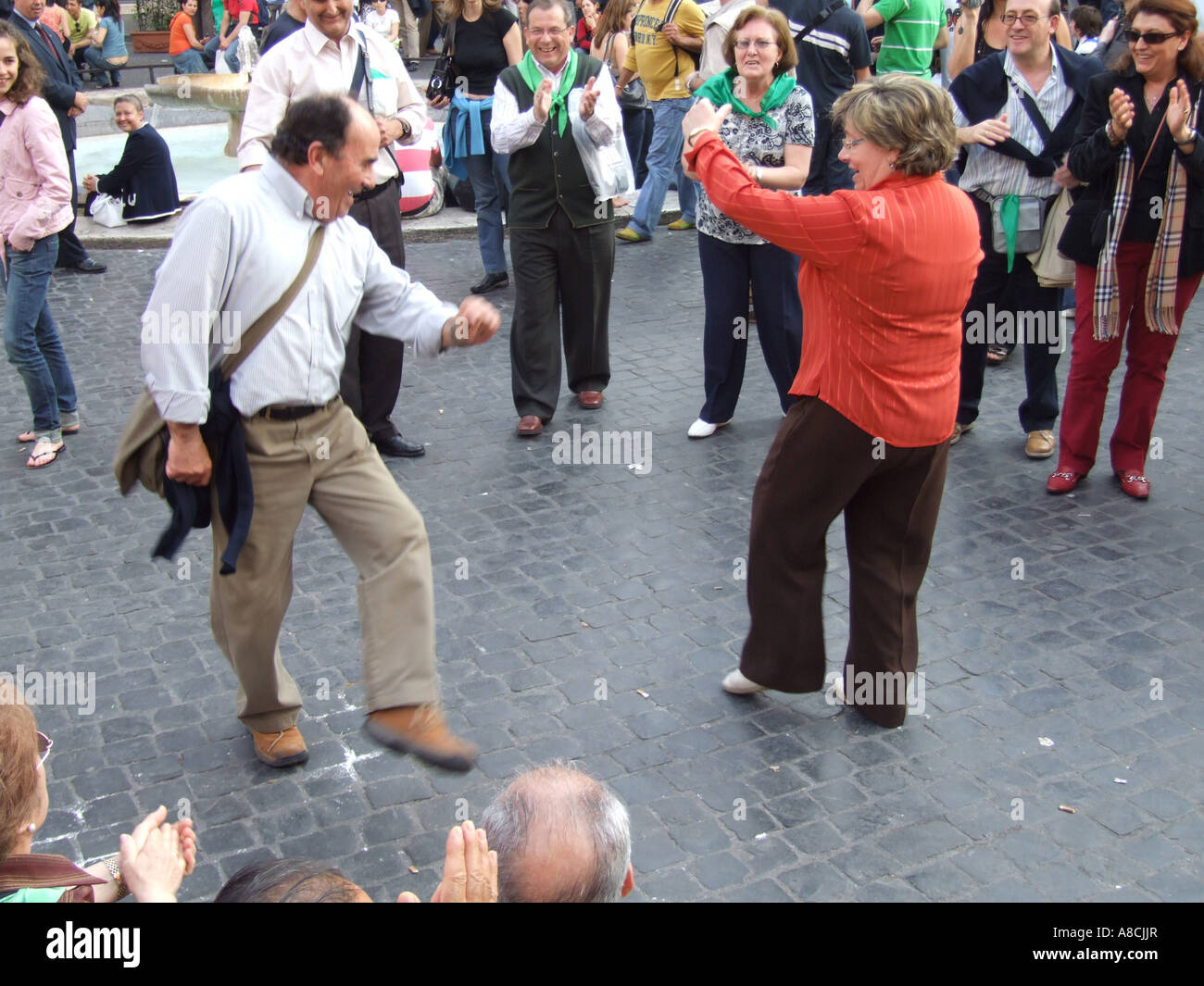 tourists dancing by the spanish steps in rome Stock Photo - Alamy