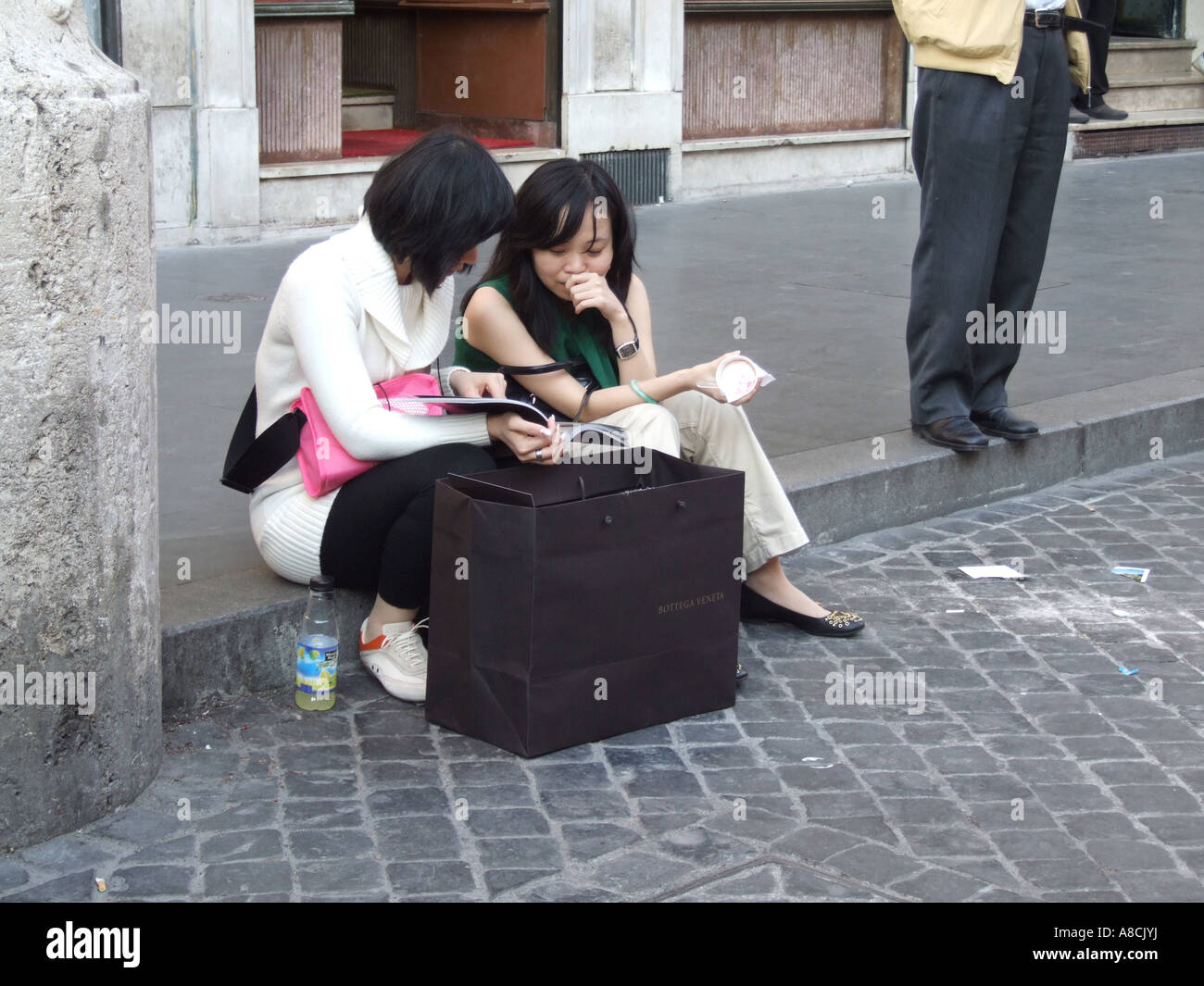 people sitting on the spanish steps in rome Stock Photo - Alamy