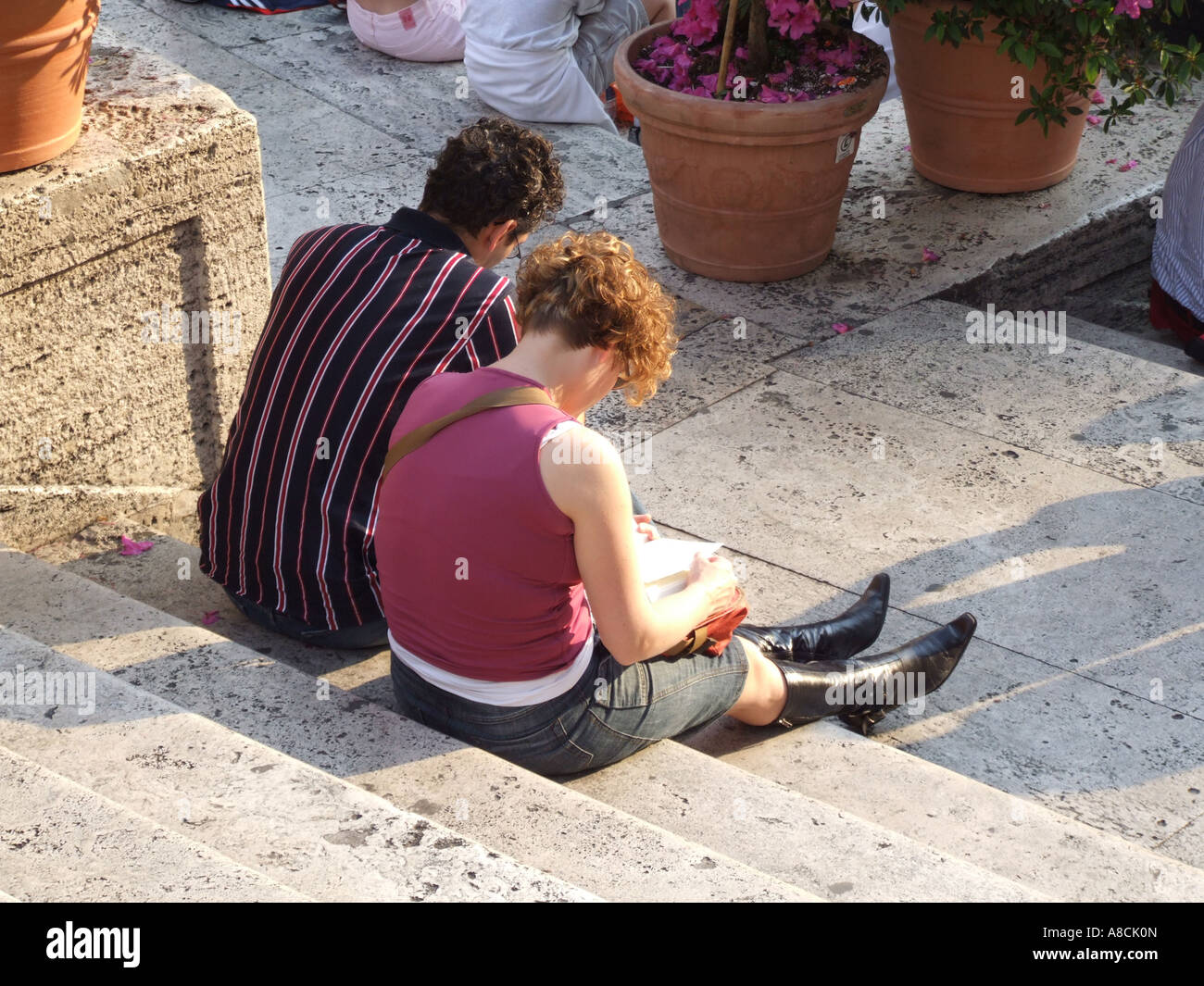 people sitting on the spanish steps in rome Stock Photo - Alamy
